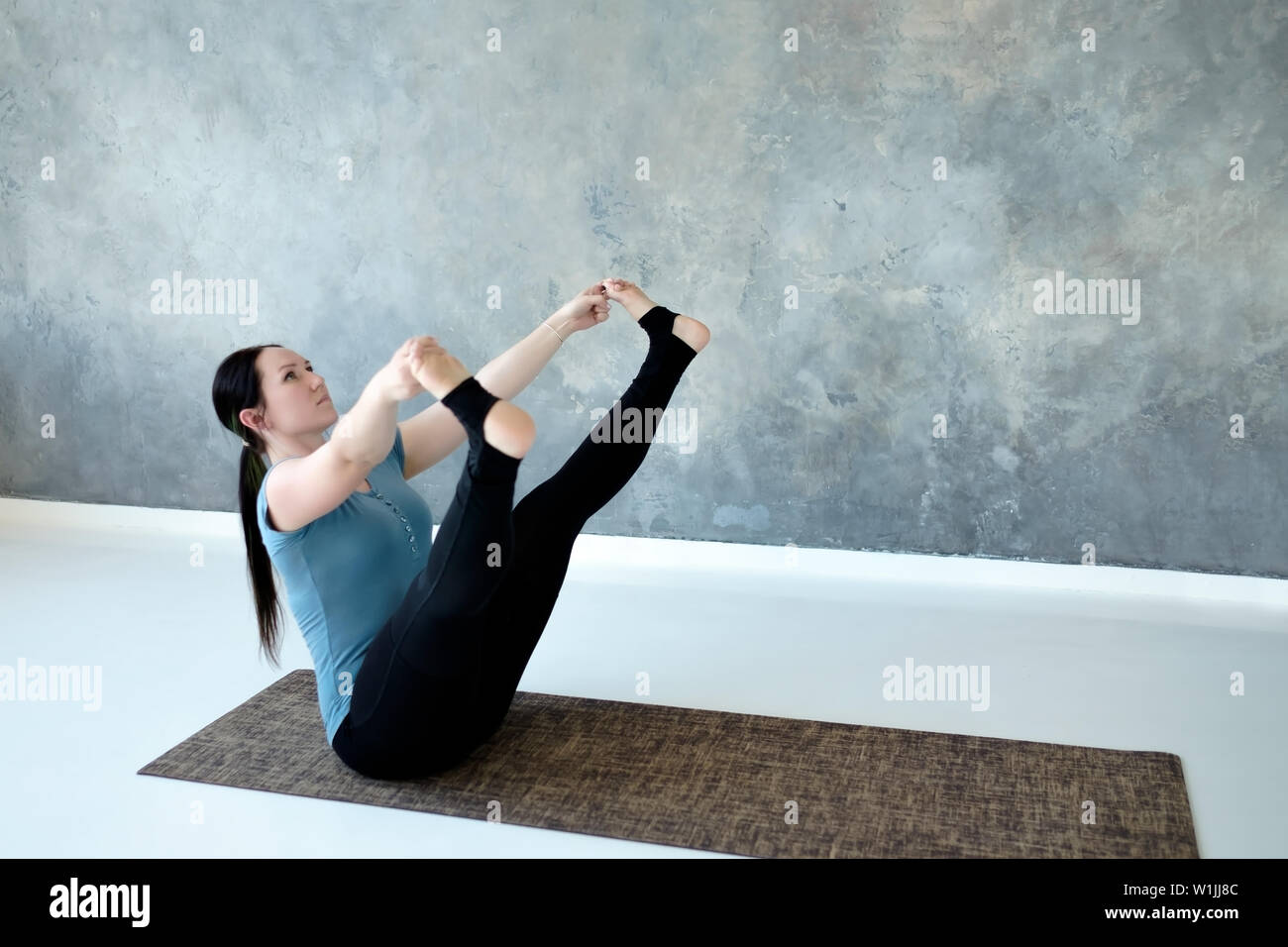 Wide leg pose hi-res stock photography and images - Alamy