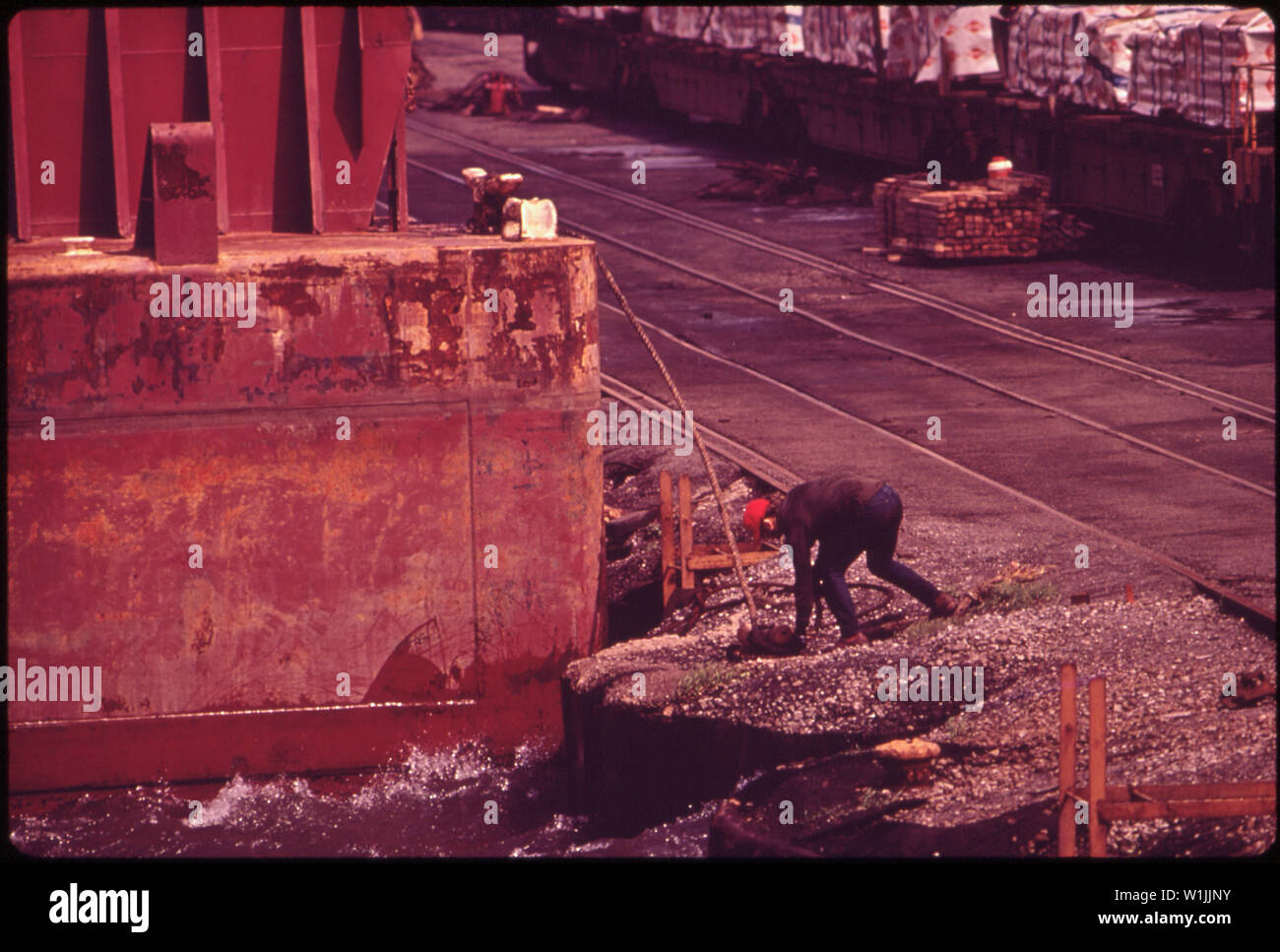 TYING UP A BARGE AT THE INLAND STEEL DOCK Stock Photo - Alamy
