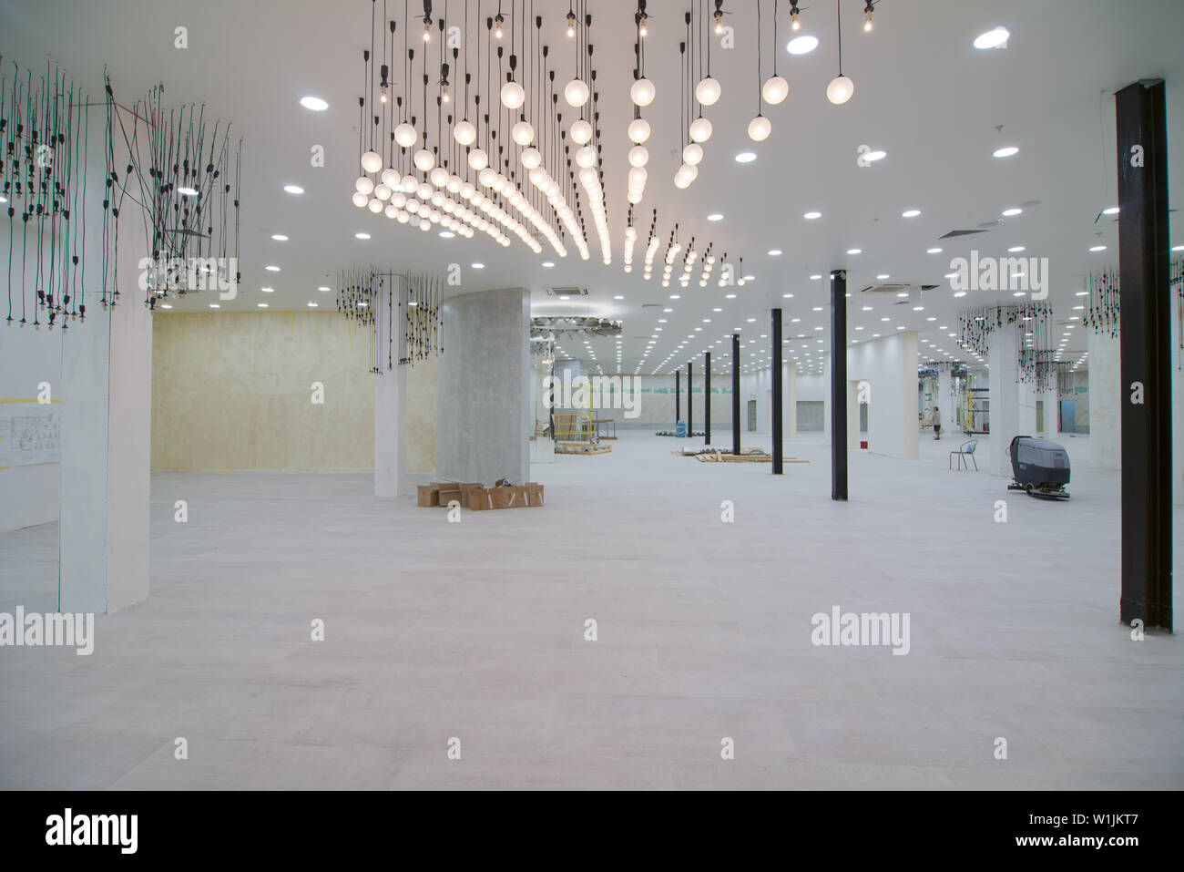 Modern store at shopping mall Stock Photo - Alamy