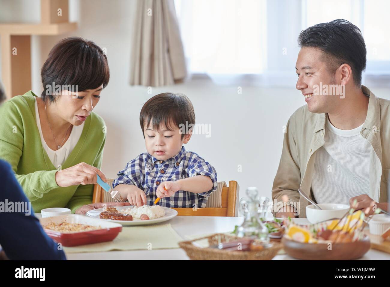 Young 3 generation family table hi-res stock photography and images - Alamy