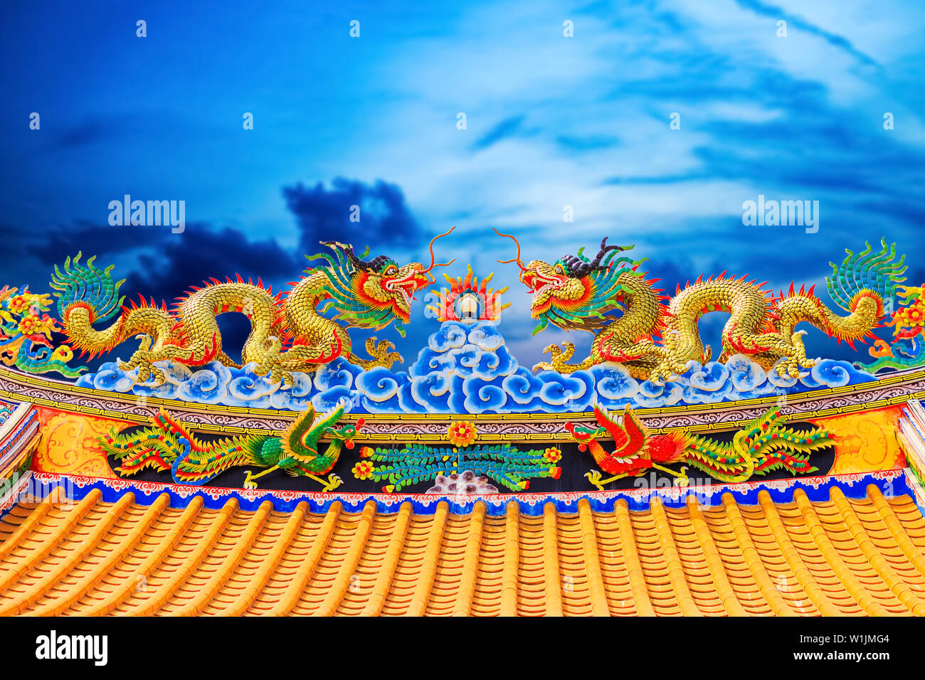 Double Dragon Statue Isolate Stock Photo - Alamy