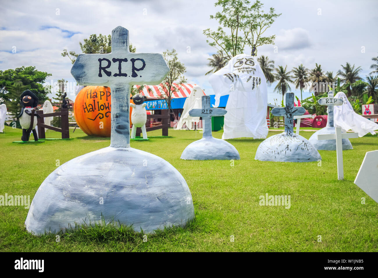Beautiful cemetery hi-res stock photography and images - Alamy