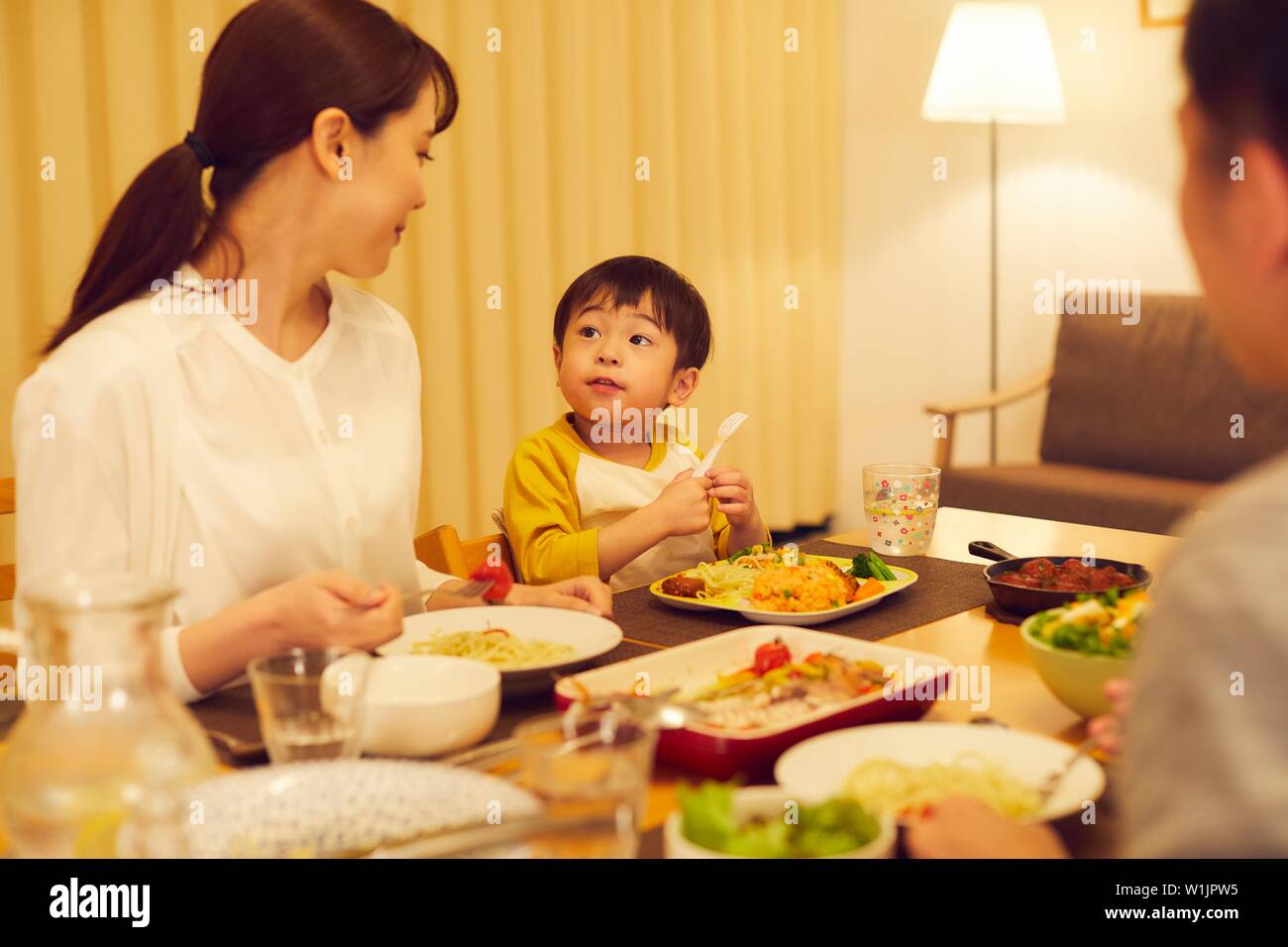 Japanese Family Dinner Table Stock Photos & Japanese Family Dinner ...
