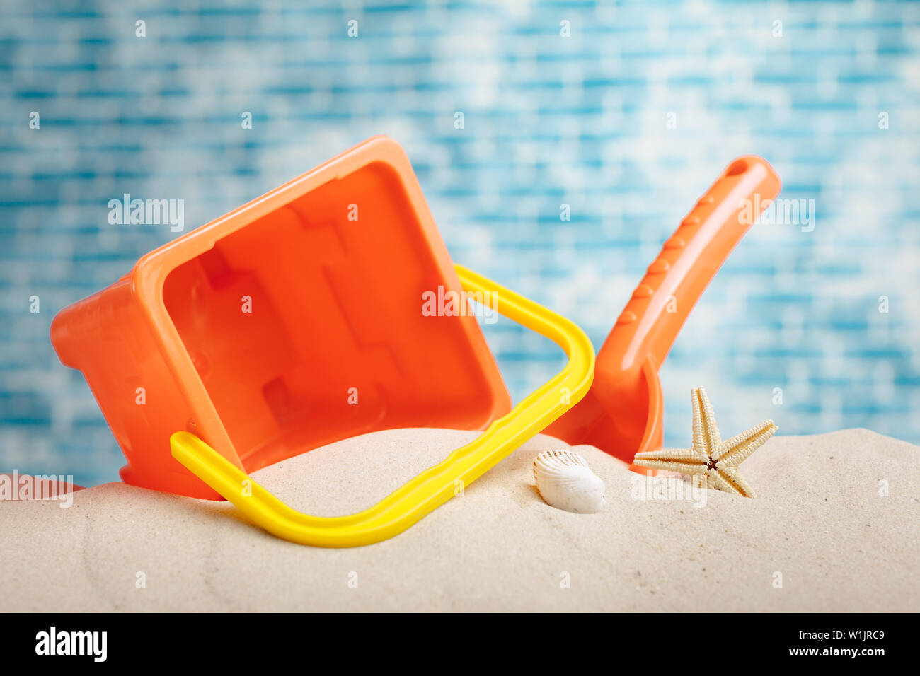 Red bucket full of sand hi-res stock photography and images - Alamy