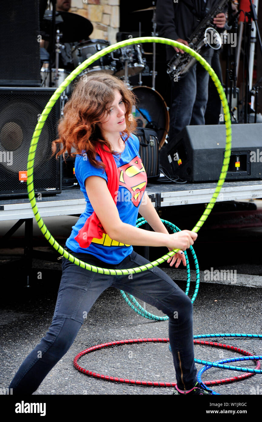 Hula hoopin hi-res stock photography and images - Alamy