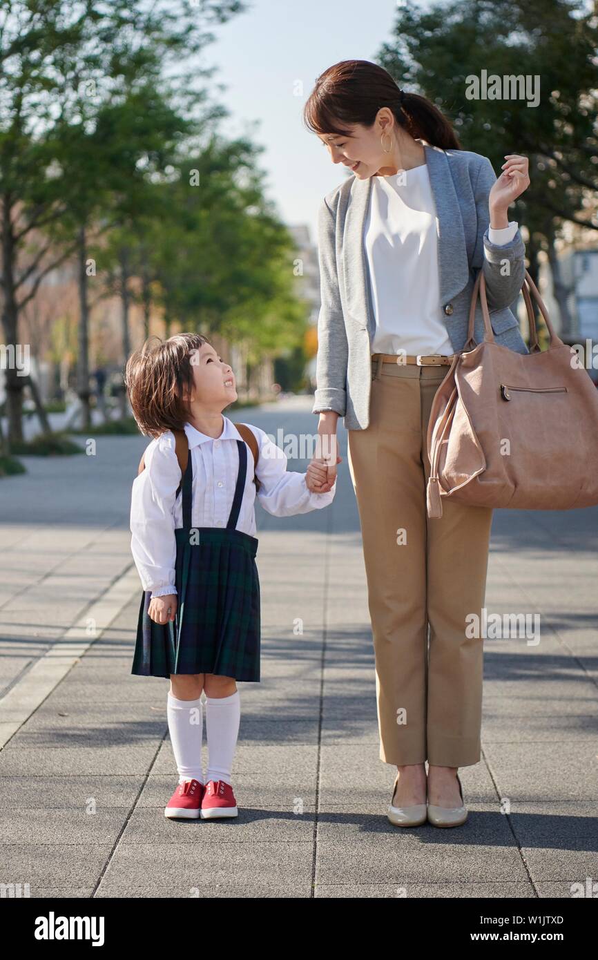 Japanese mother and kid Stock Photo - Alamy