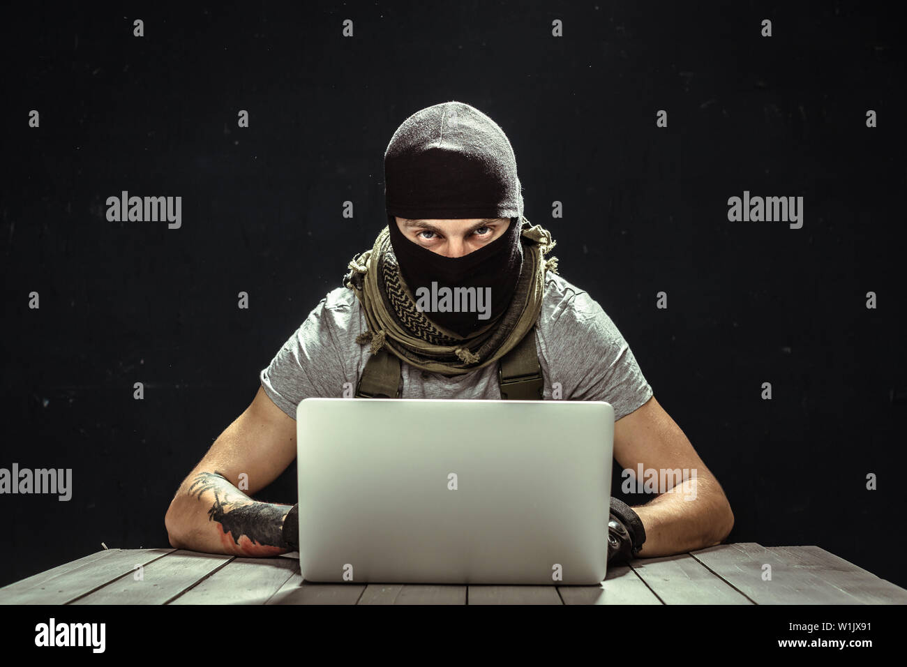 Soldier working on computer hi-res stock photography and images - Alamy