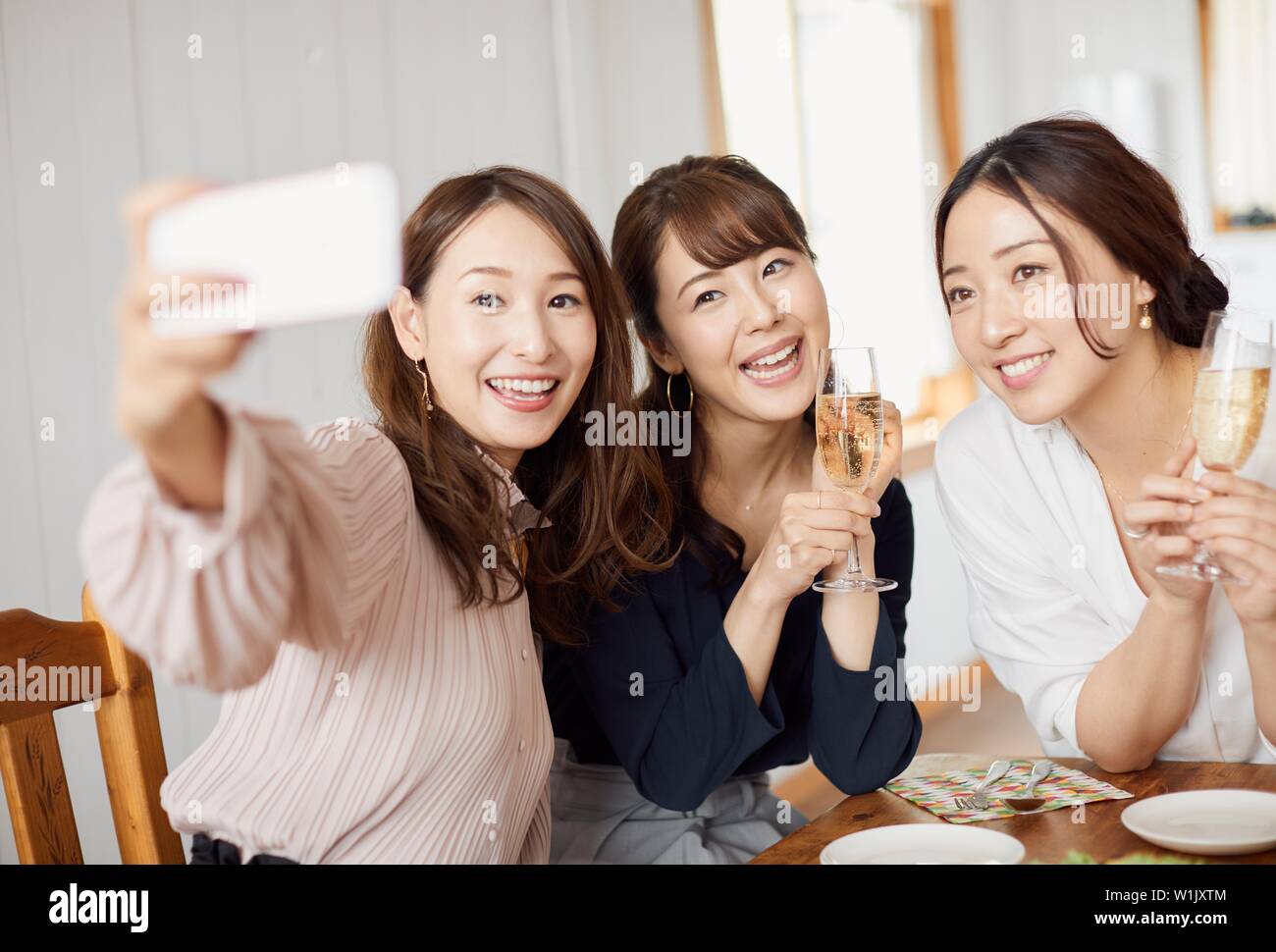Young japanese selfie party hi-res stock photography and images - Alamy