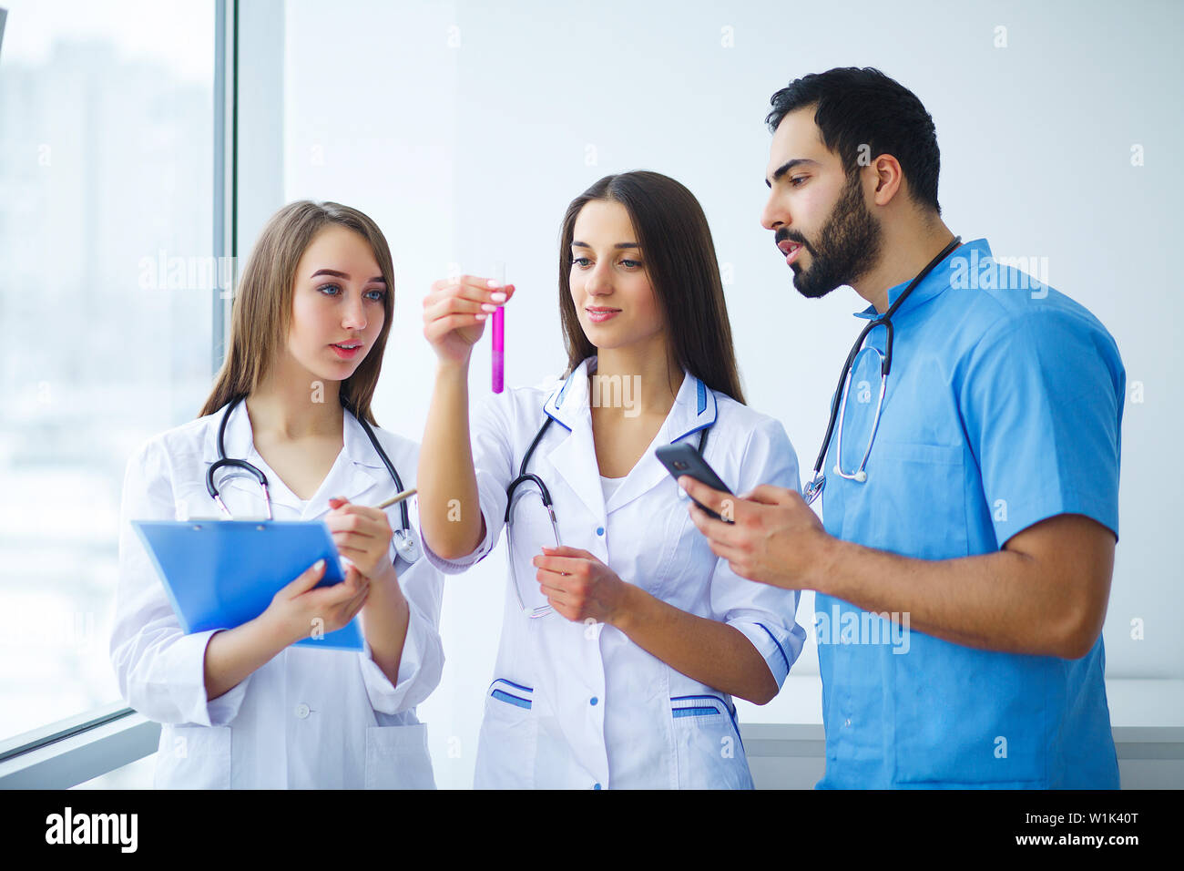Medical team meeting family hi-res stock photography and images - Alamy