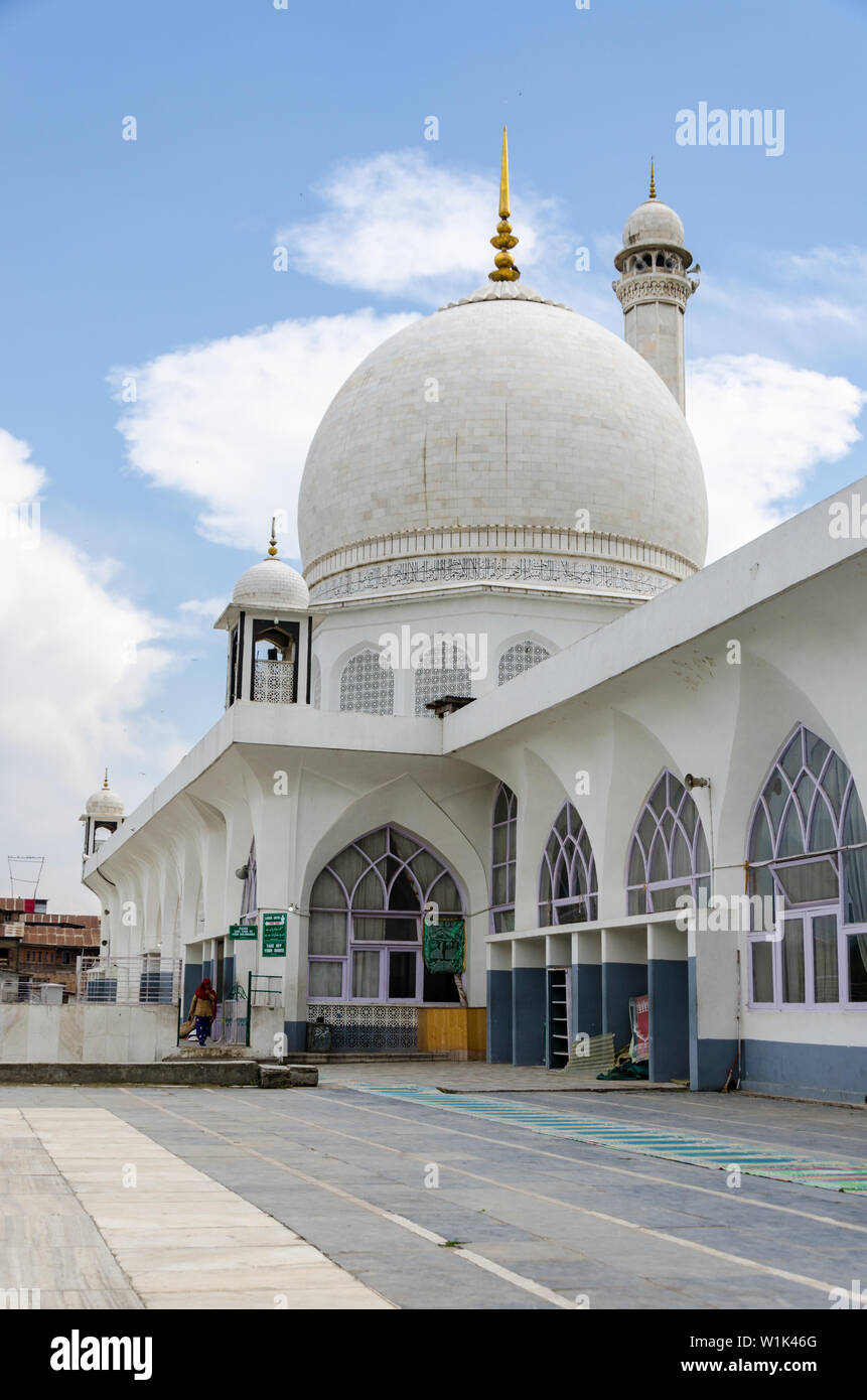 Dargah hazratbal shrine hi-res stock photography and images - Alamy