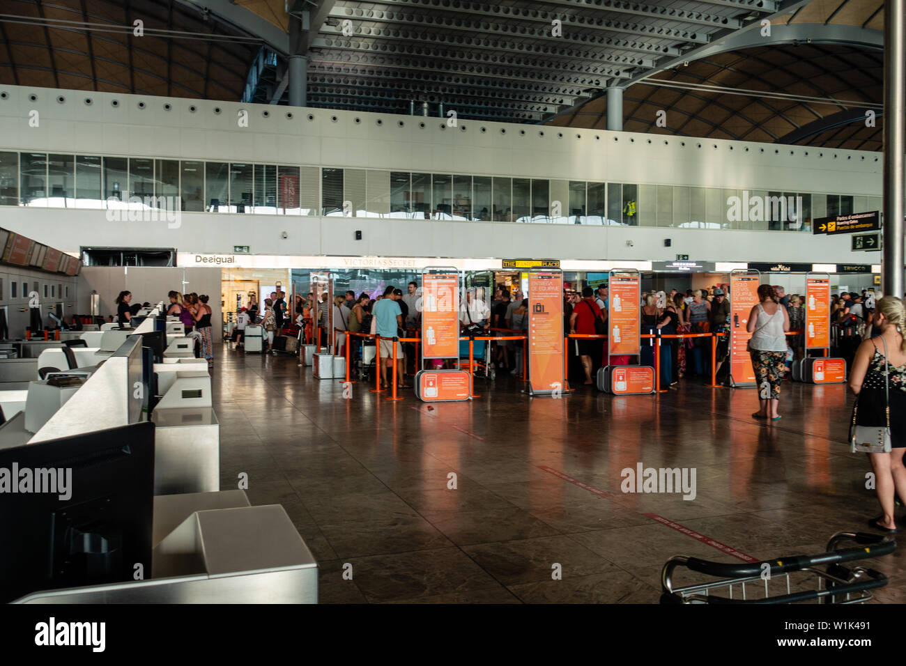 airport departure area Stock Photo - Alamy