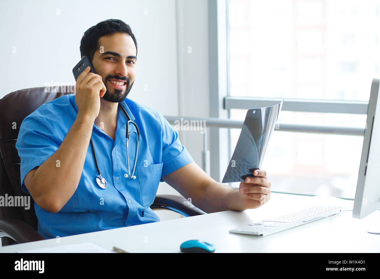 Doctor. Xray of lungs. hospital. medical check Stock Photo - Alamy