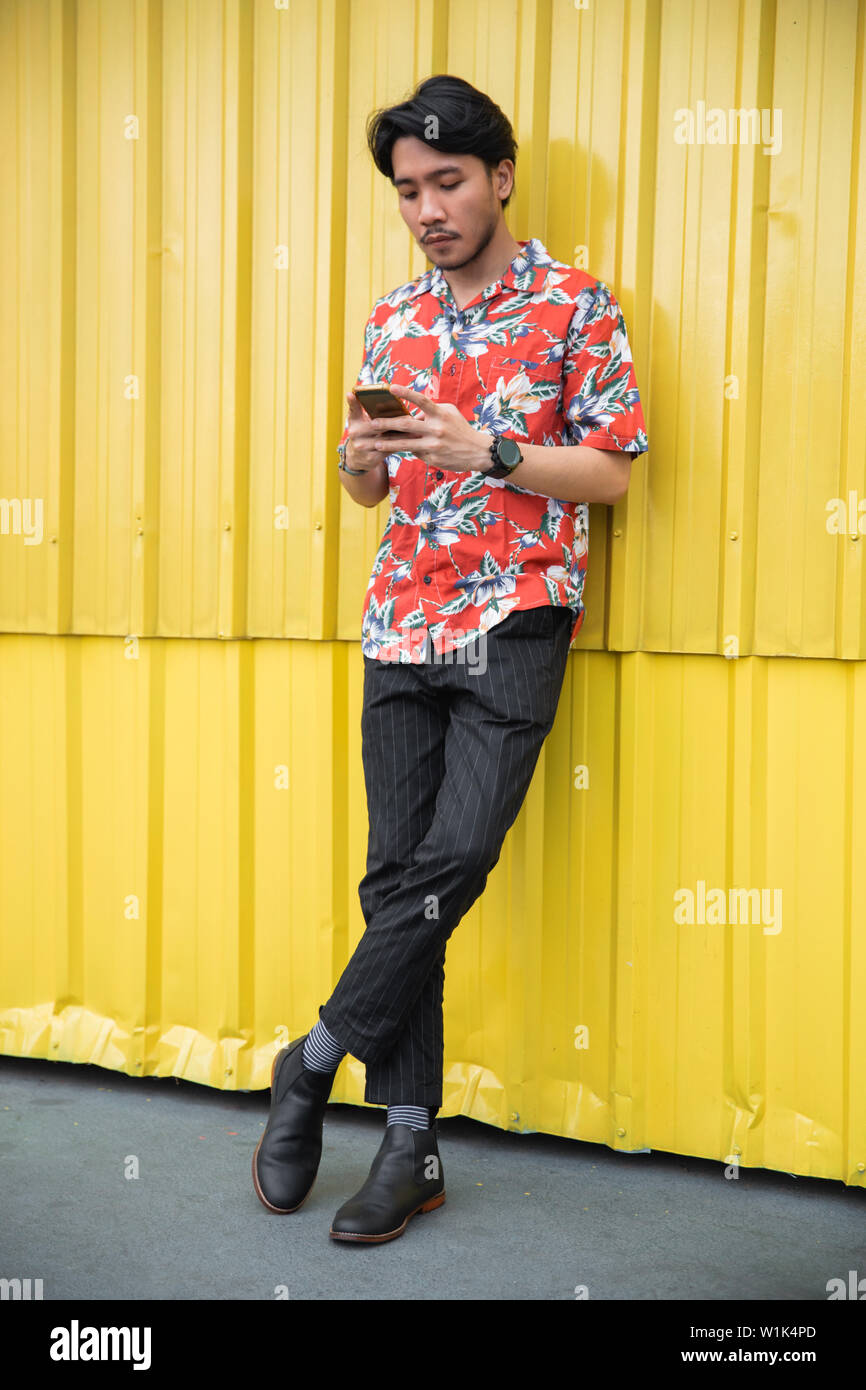 pose of handsome man with handphone Stock Photo - Alamy
