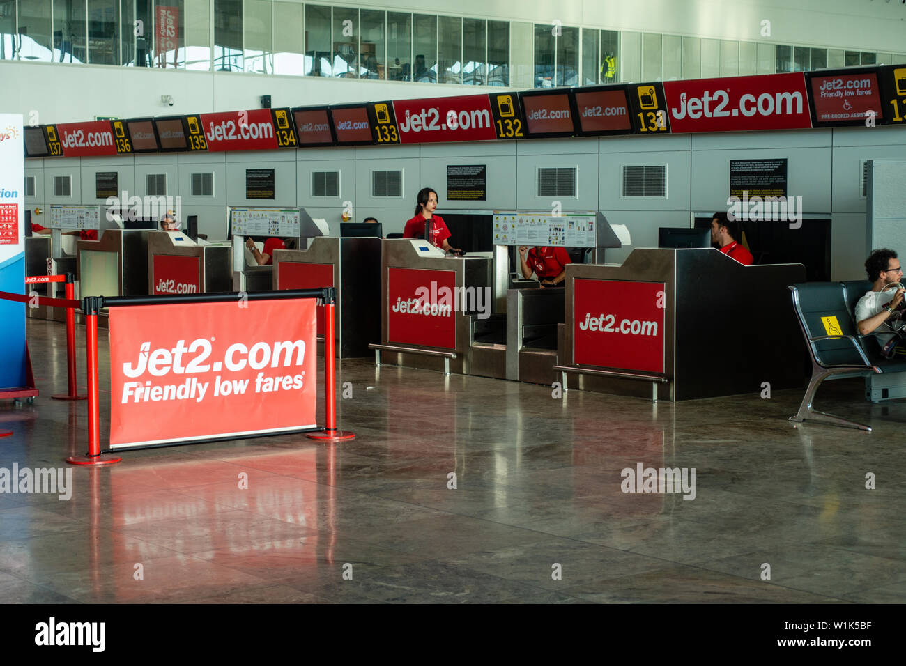 Airport waiting room traveler hi-res stock photography and images - Alamy