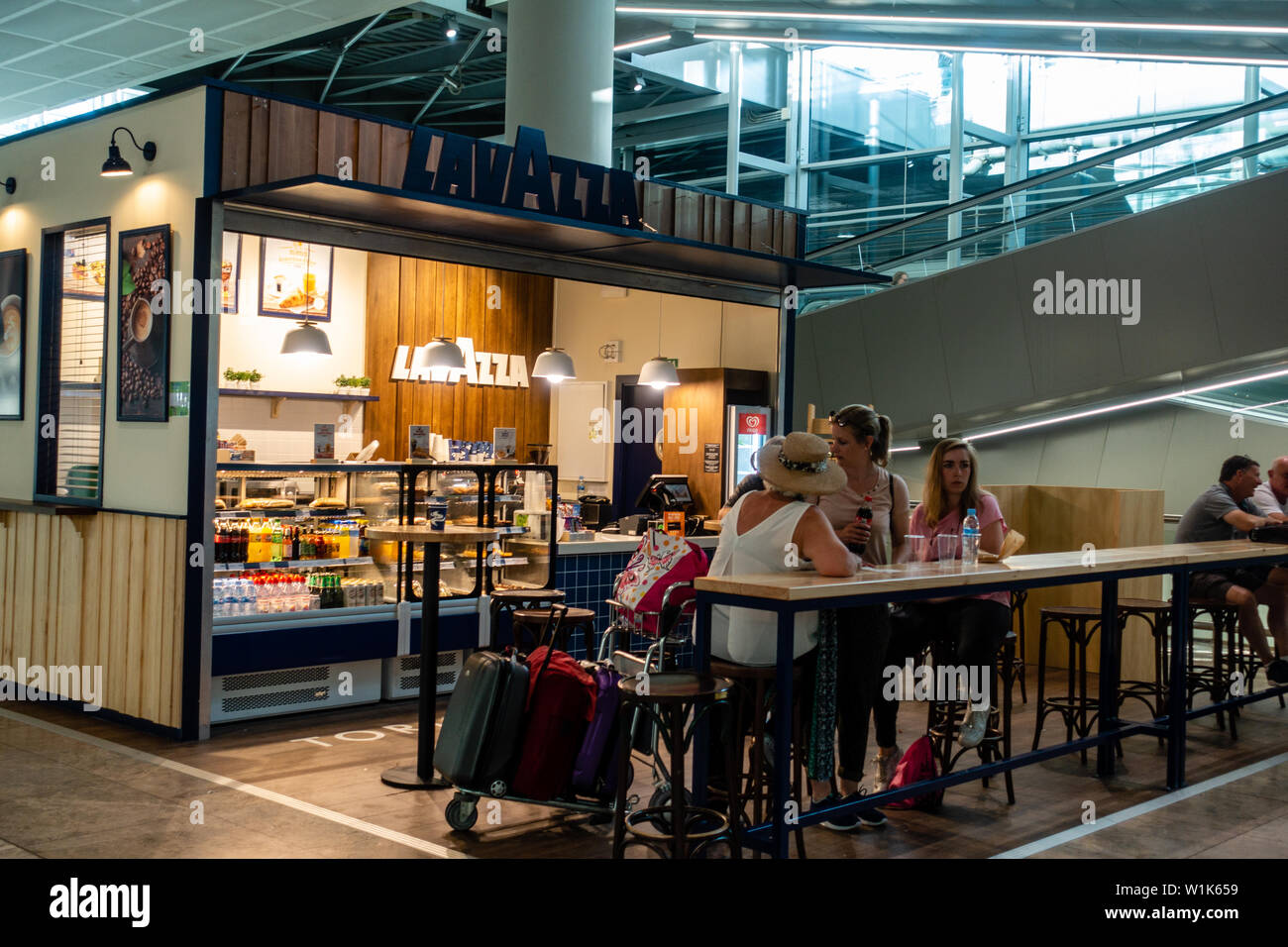 airport departure area Stock Photo - Alamy