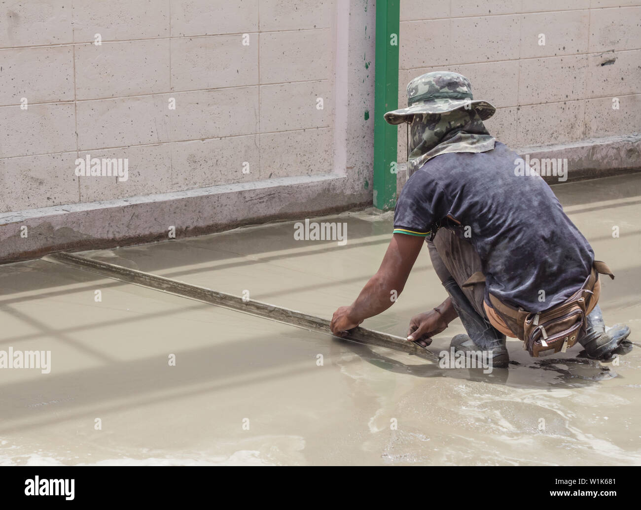 Plastering man wall helmet hi-res stock photography and images - Alamy