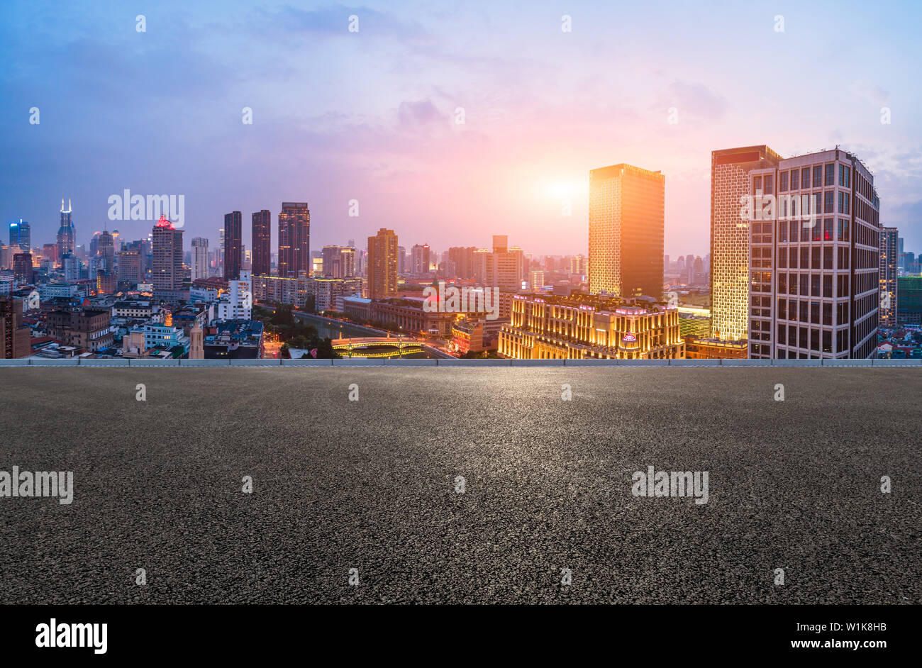 Skyline and road view hi-res stock photography and images - Alamy