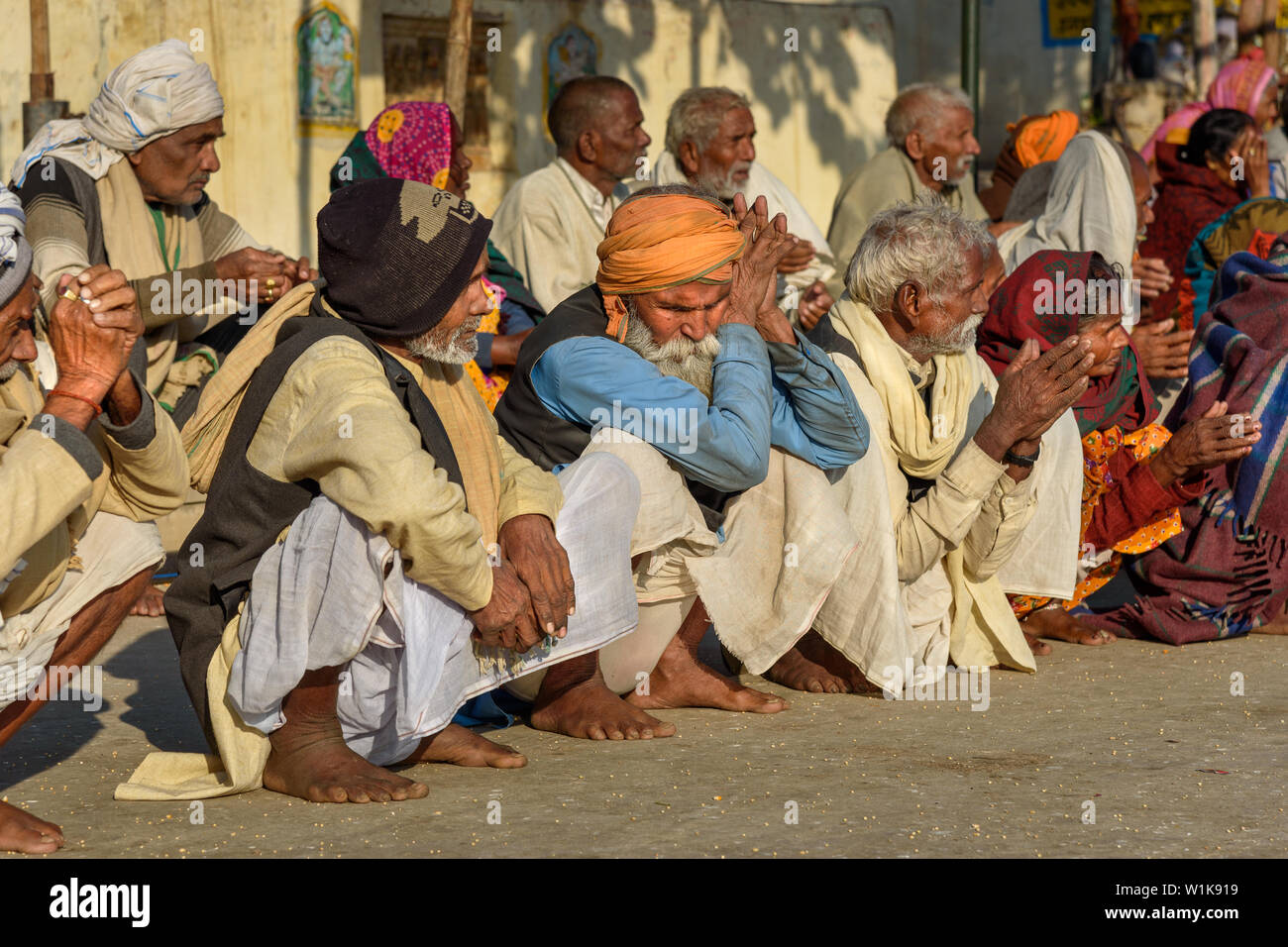Indian man and woman praying hindu hi-res stock photography and images ...