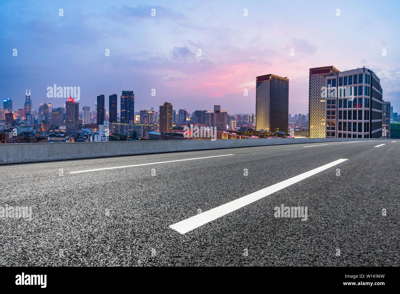 Skyline and highway hi-res stock photography and images - Alamy