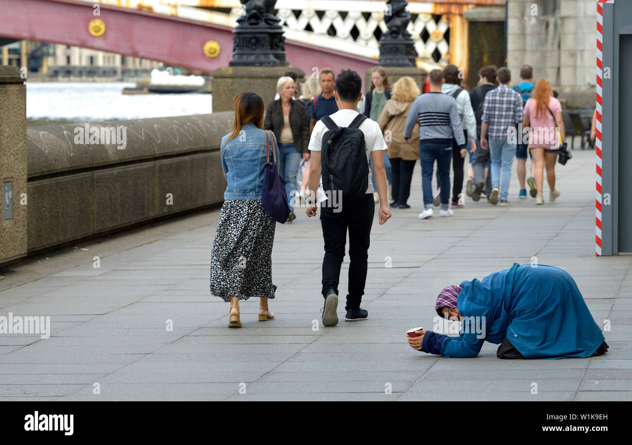 Homeless begging hi-res stock photography and images - Alamy