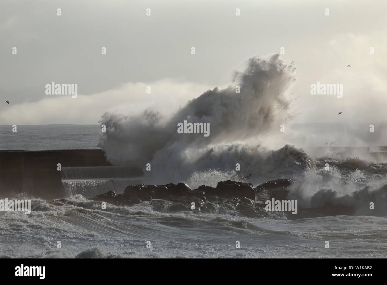Big splash in outdoor hi-res stock photography and images - Alamy