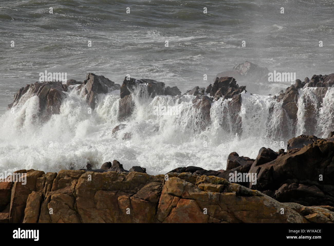 Strong waves flowing into rocks hi-res stock photography and images - Alamy