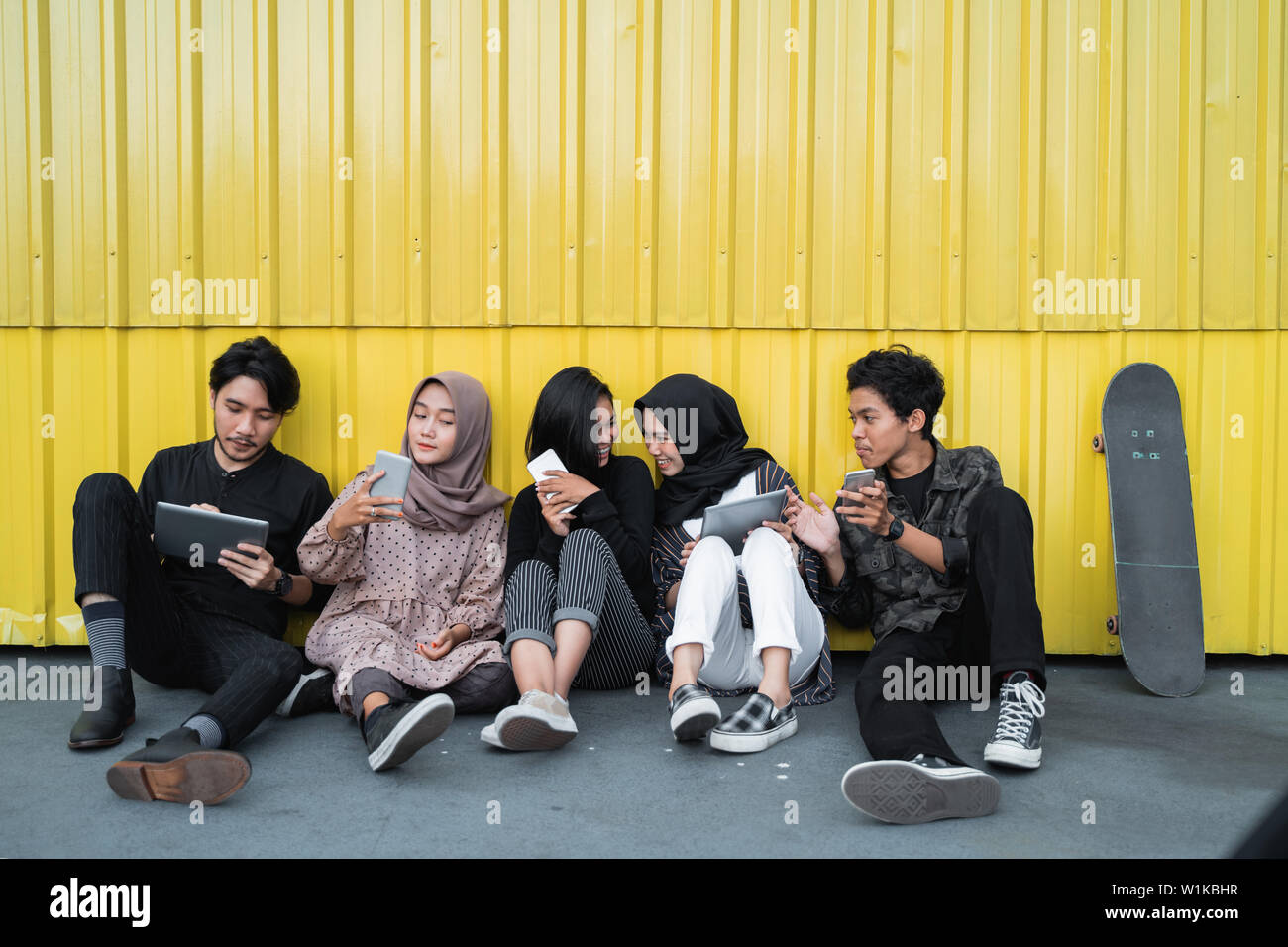 young people hanging out together Stock Photo - Alamy