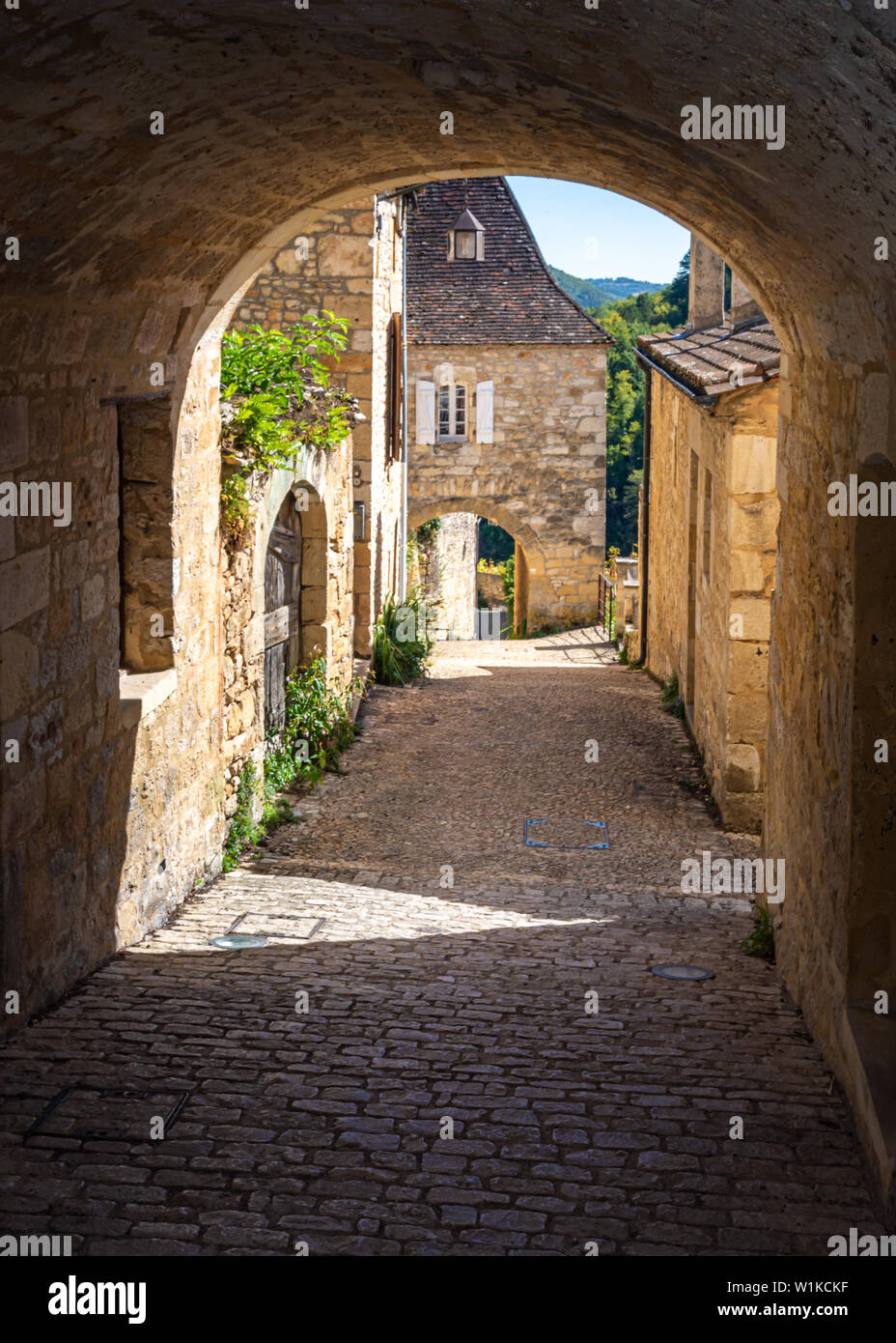 Archway in the medieval village of Castelnaud-la-Chapelle, Dordogne ...