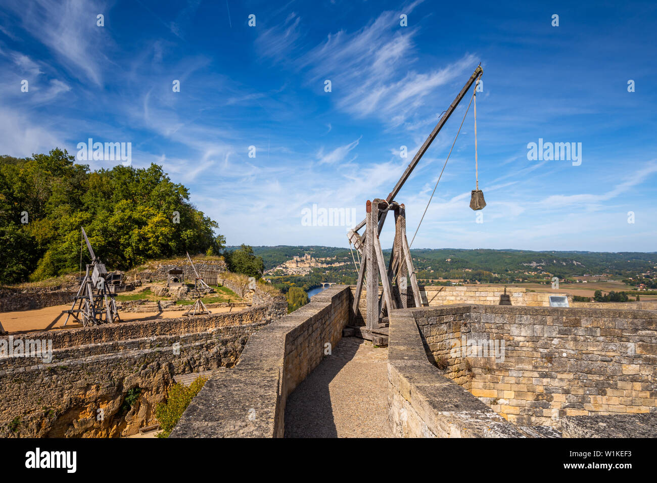 Trebuchet medieval hi-res stock photography and images - Alamy