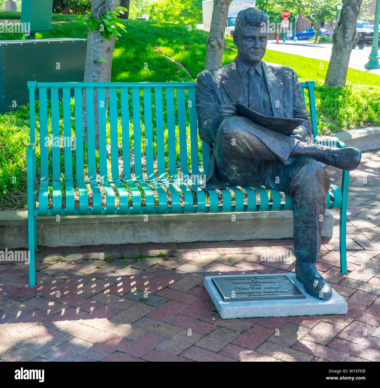 Sculpture man sitting bench hi-res stock photography and images - Alamy