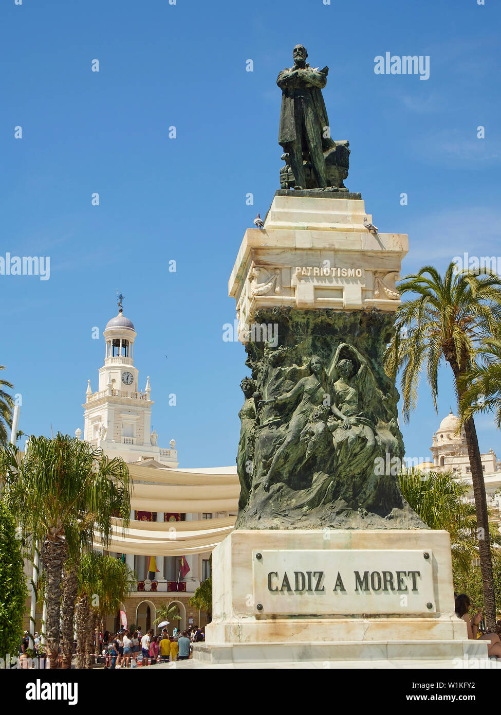 Monument to the politician Segismundo Moret with the Cadiz Town Hall in ...