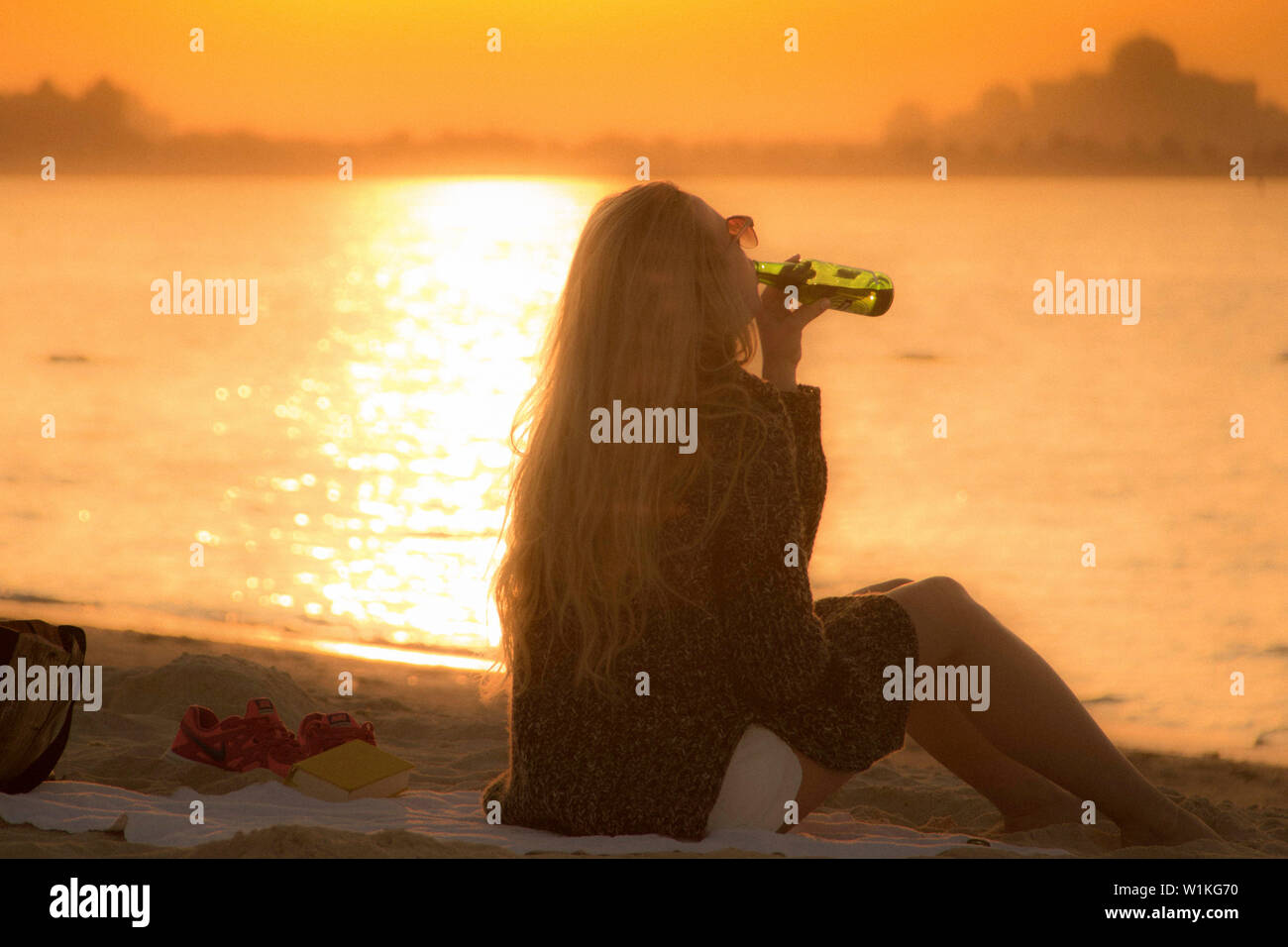 sunset sea seashore backlit people Stock Photo - Alamy