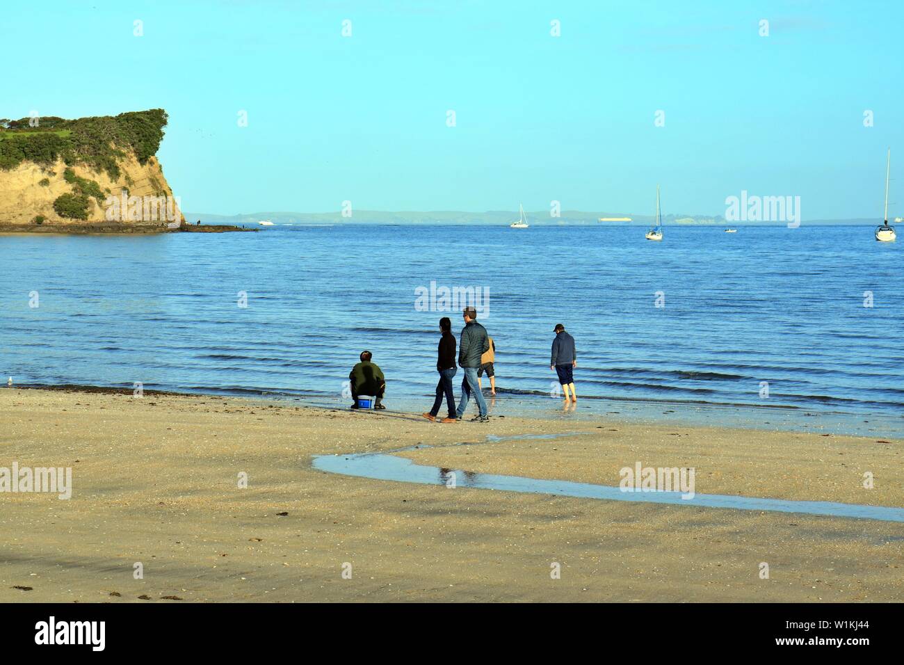 Women and man walking on a beach hi-res stock photography and images ...