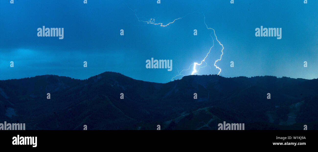 Lightning strikes mountain hi-res stock photography and images - Alamy