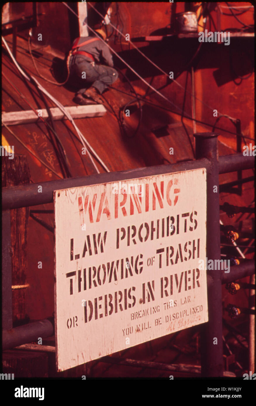 WARNING SIGN AT THE AVONDALE SHIPYARD ON THE MISSISSIPPI RIVER Stock ...