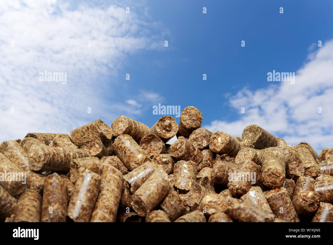 Straw pellets hi-res stock photography and images - Alamy