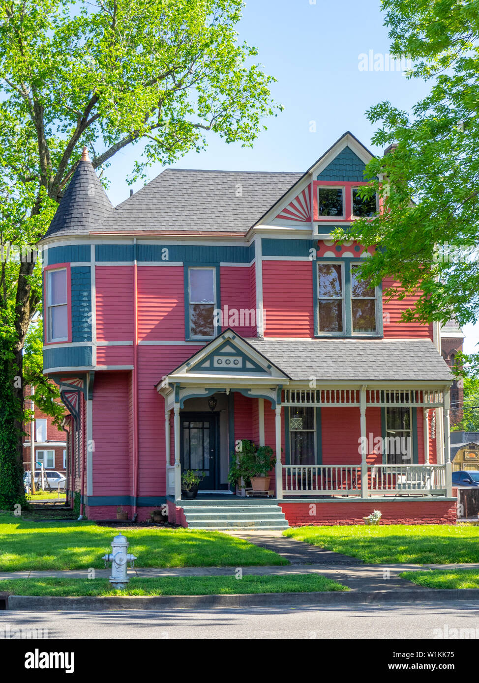 House with bay window hi-res stock photography and images - Alamy