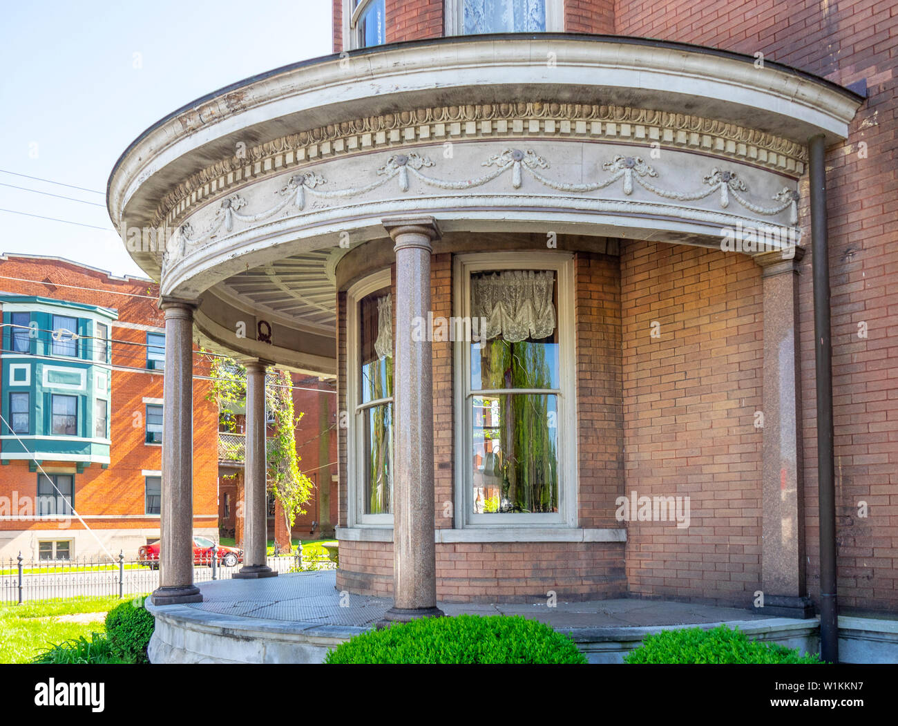 House curved window hi-res stock photography and images - Alamy