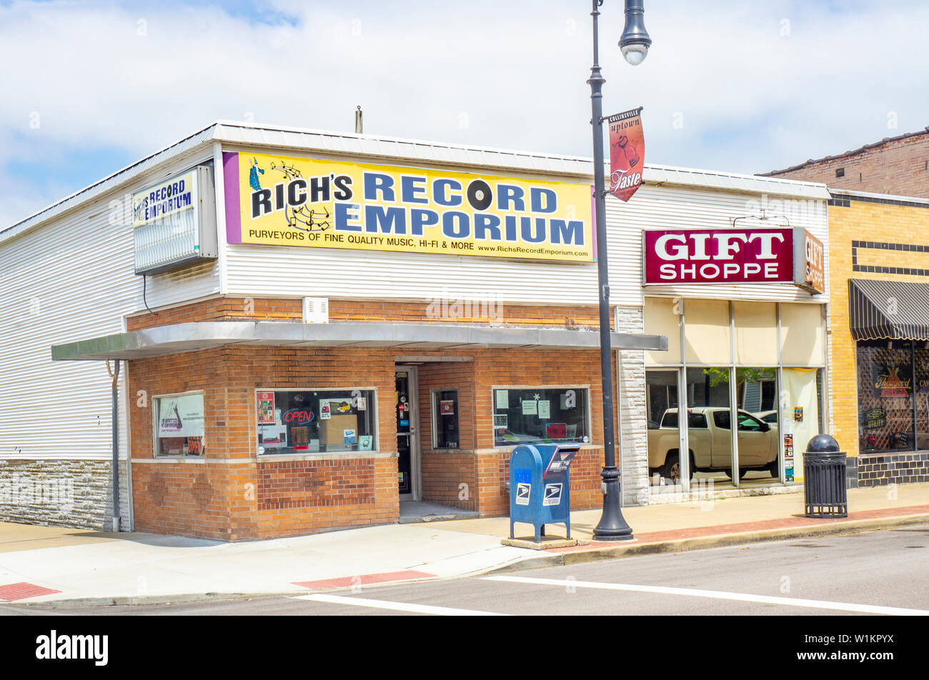 Record store storefront hi-res stock photography and images - Alamy