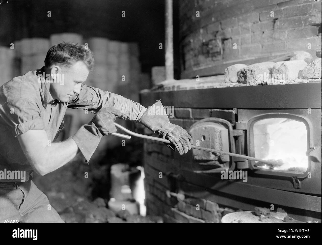 Walter Hensley, head kiln fireman at Southern Potteries, Elroy ...