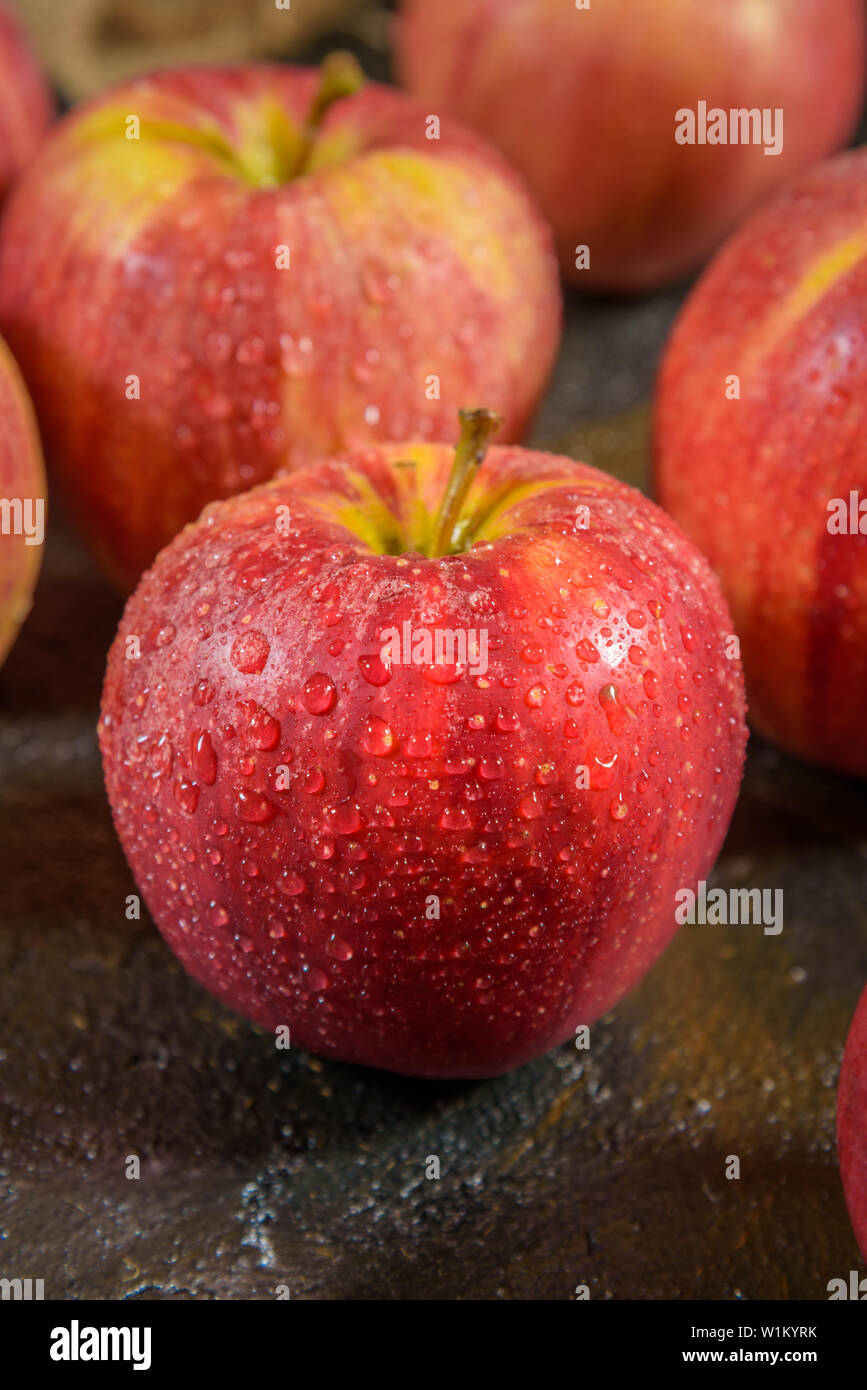 Red apples on rusty table hi-res stock photography and images - Alamy
