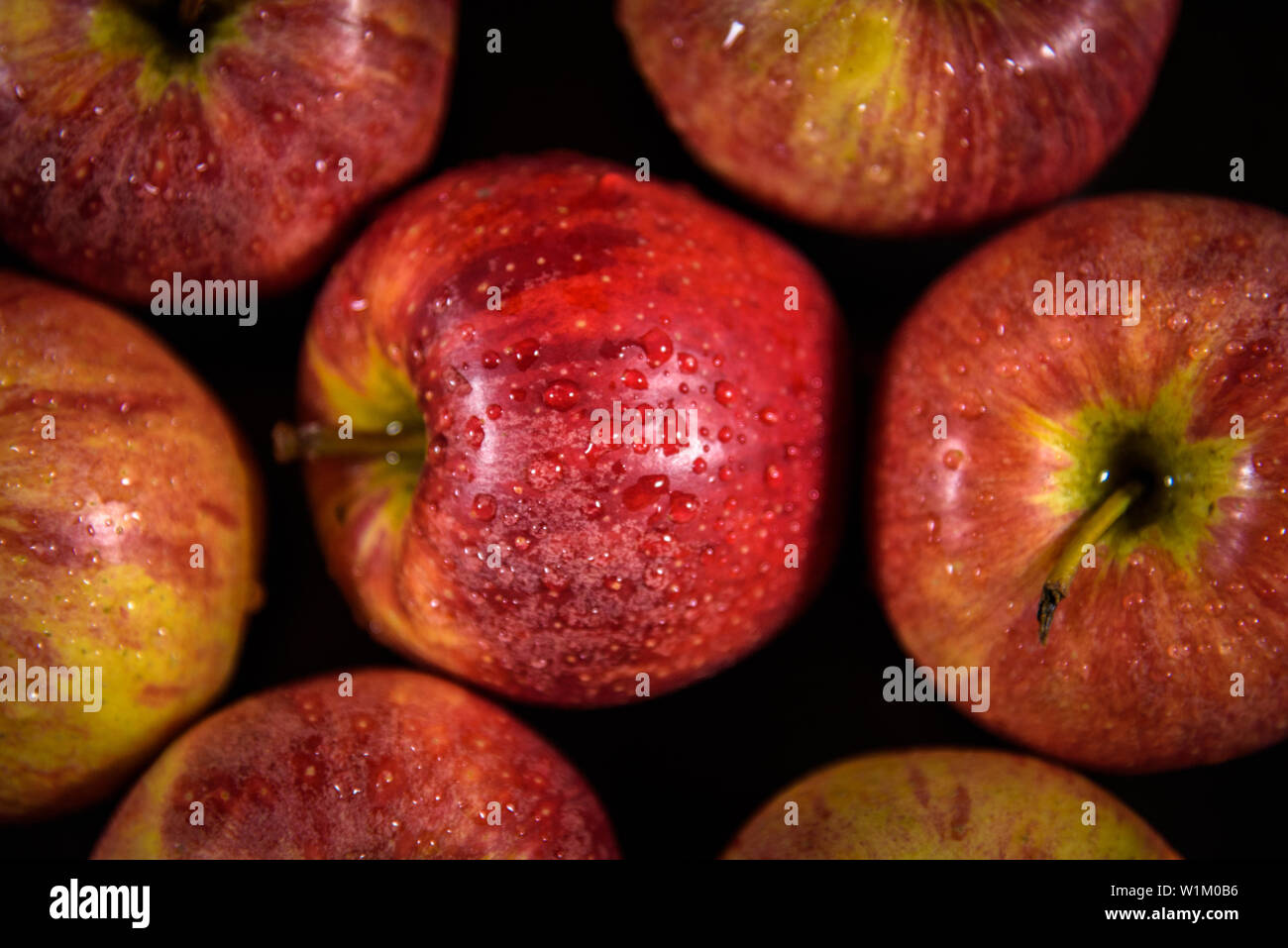 Red apples on rusty table hi-res stock photography and images - Alamy
