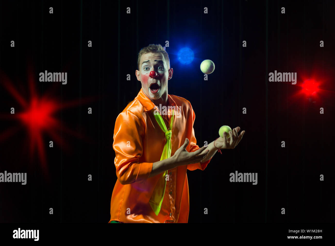 Circus clown performs number. Clown man juggles Stock Photo - Alamy