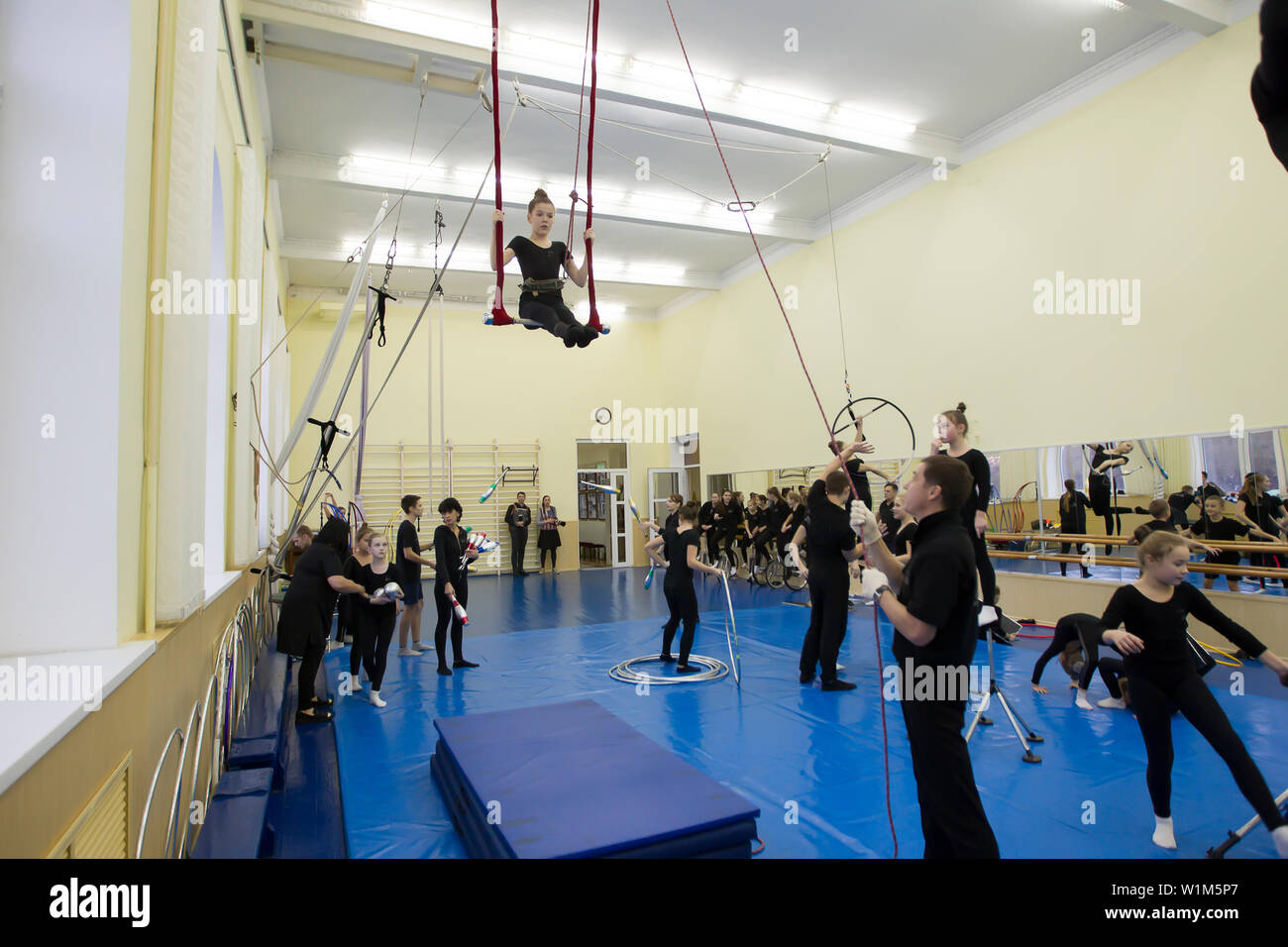 Children dance group gym hi-res stock photography and images - Alamy