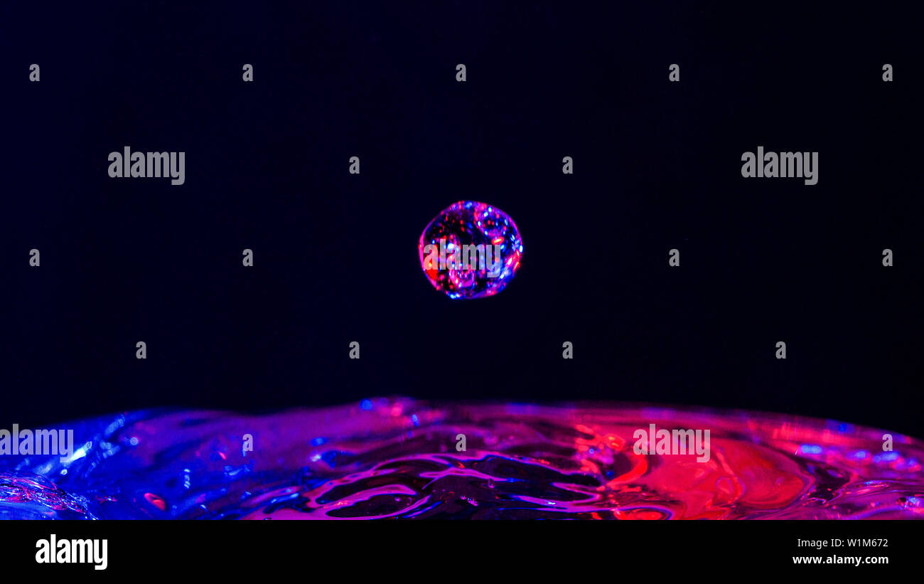 H2O abstract bright splash Stock Photo - Alamy
