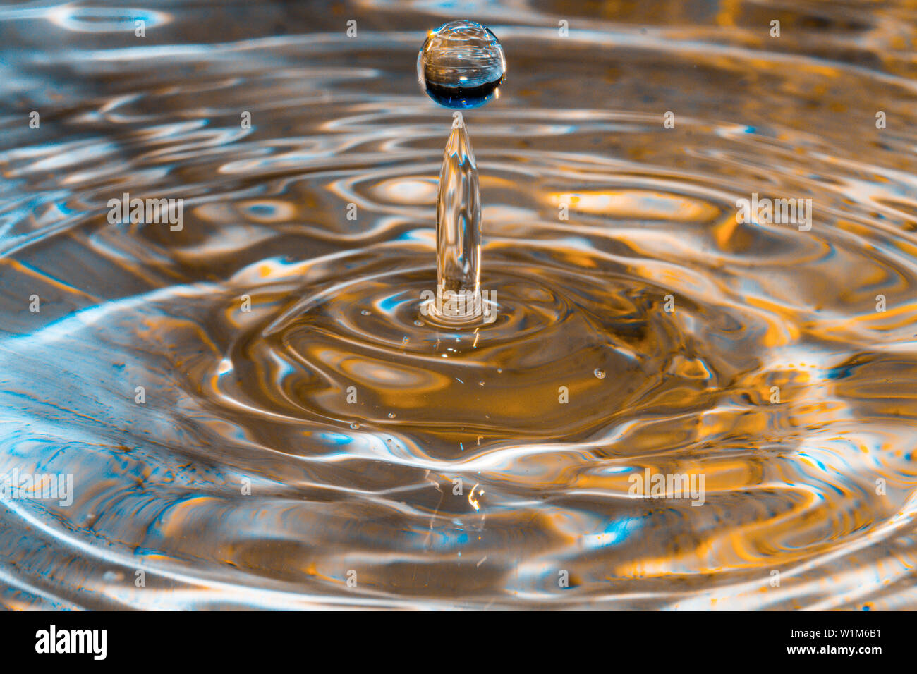 H2O wet reflection drop Stock Photo - Alamy