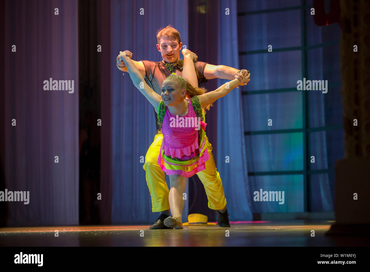 Stage two acrobats hi-res stock photography and images - Alamy