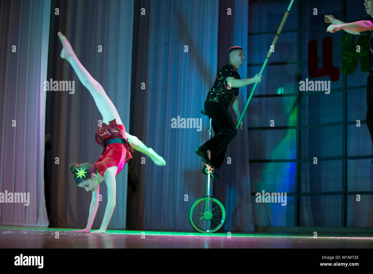 Contortionist on stage hi-res stock photography and images - Alamy