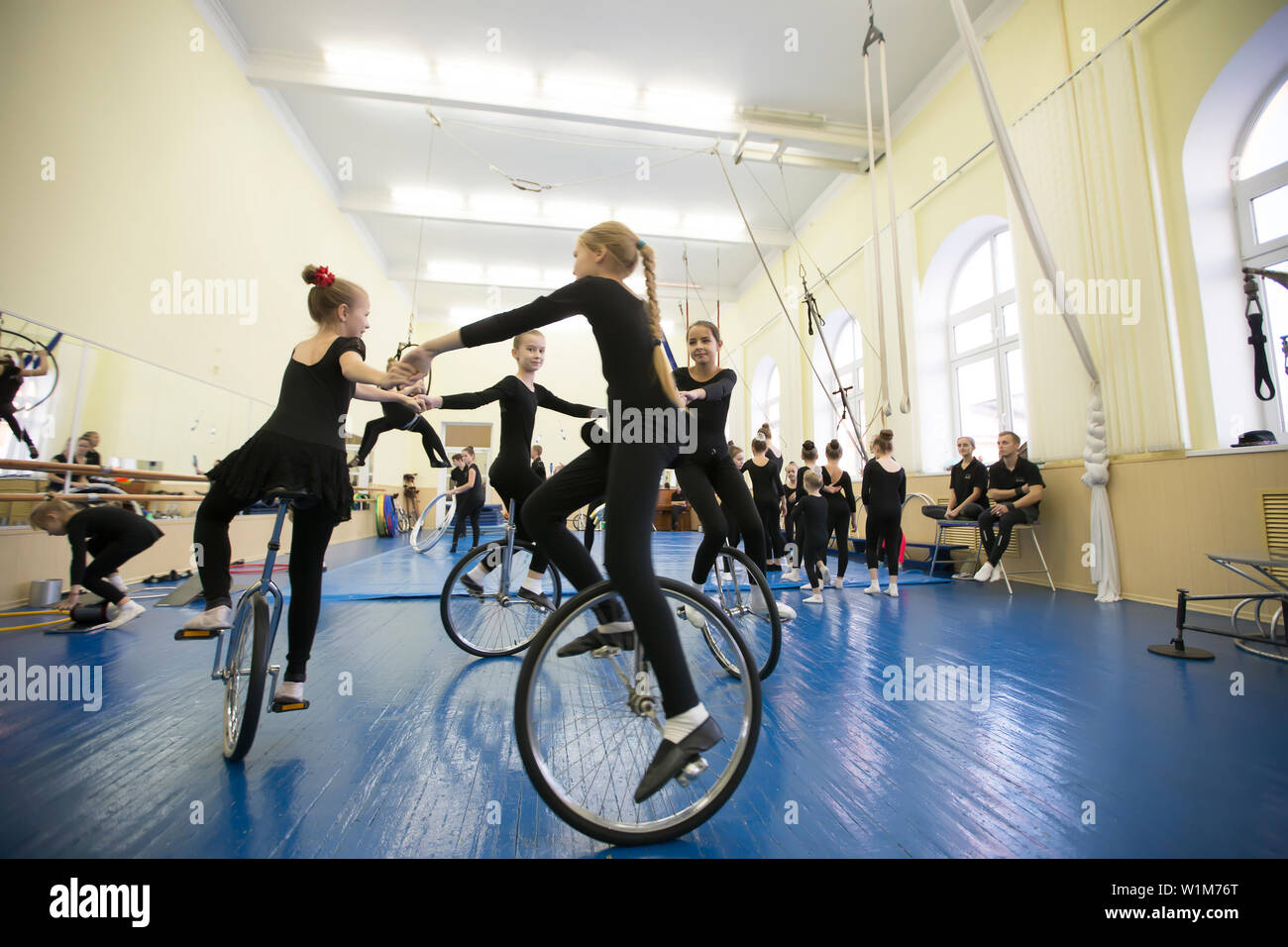 Children dance group gym hi-res stock photography and images - Alamy