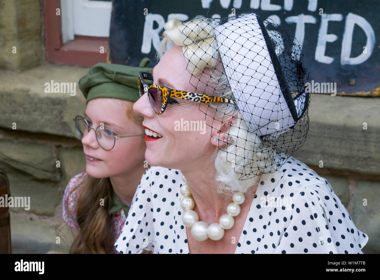 Ww2 fashion hi-res stock photography and images - Alamy